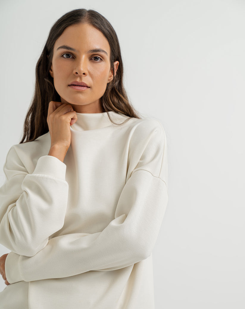 Buzo cuello alto tacto suave habano mujer