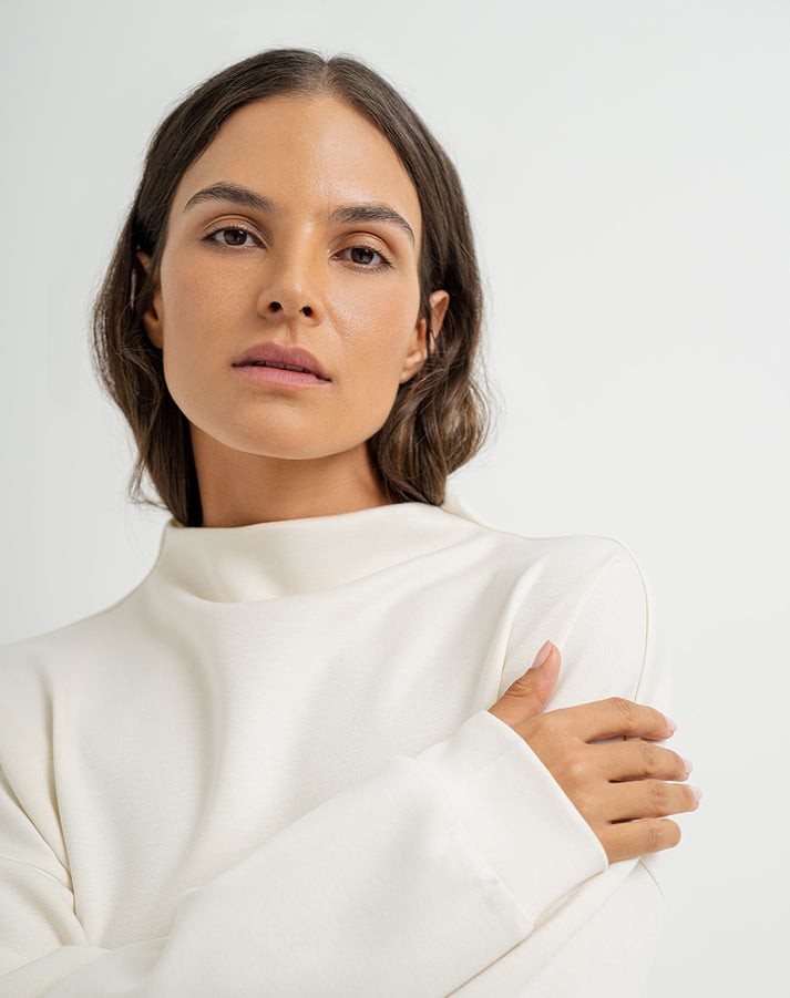 Buzo cuello alto tacto suave habano mujer